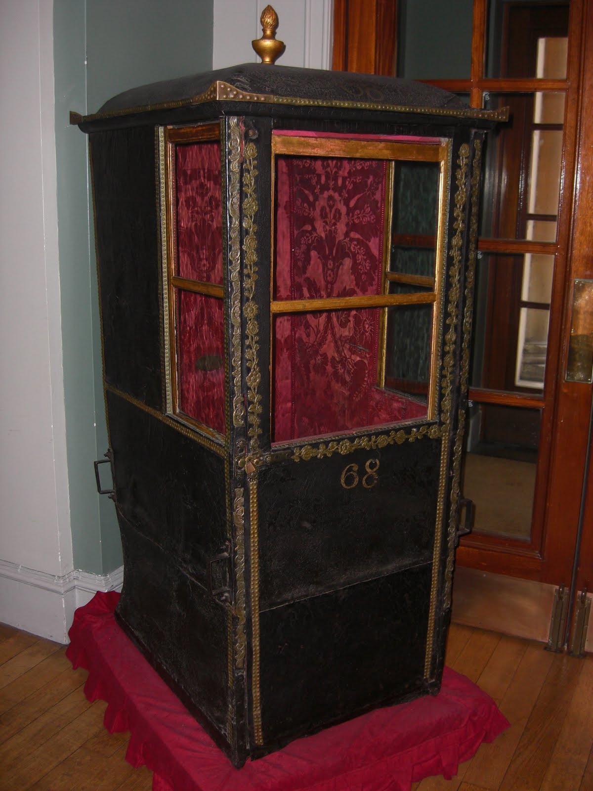 Sedan Chairs - Britain All Over Travel Guide