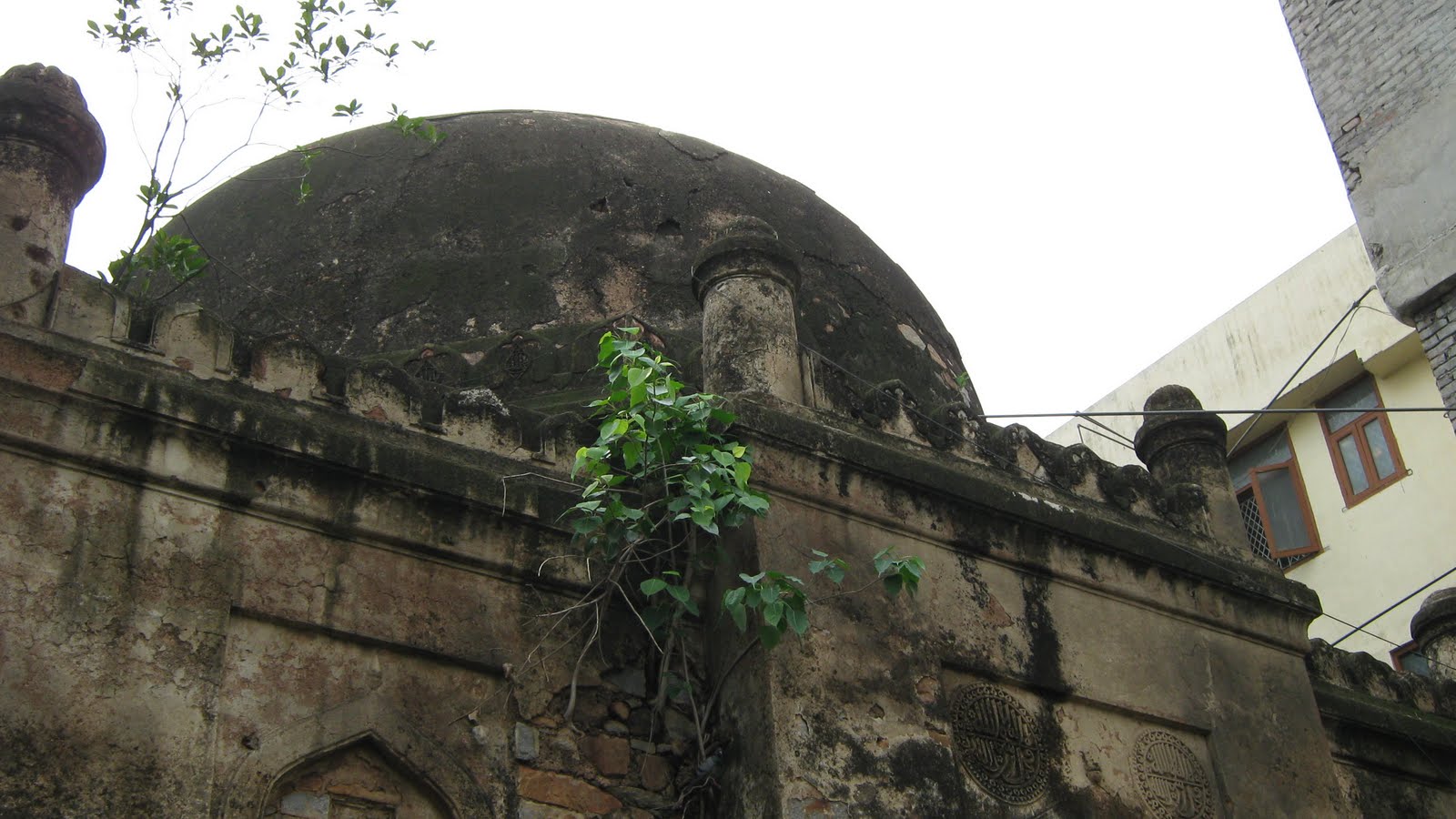 Chasing History: unknown monument in munirka village