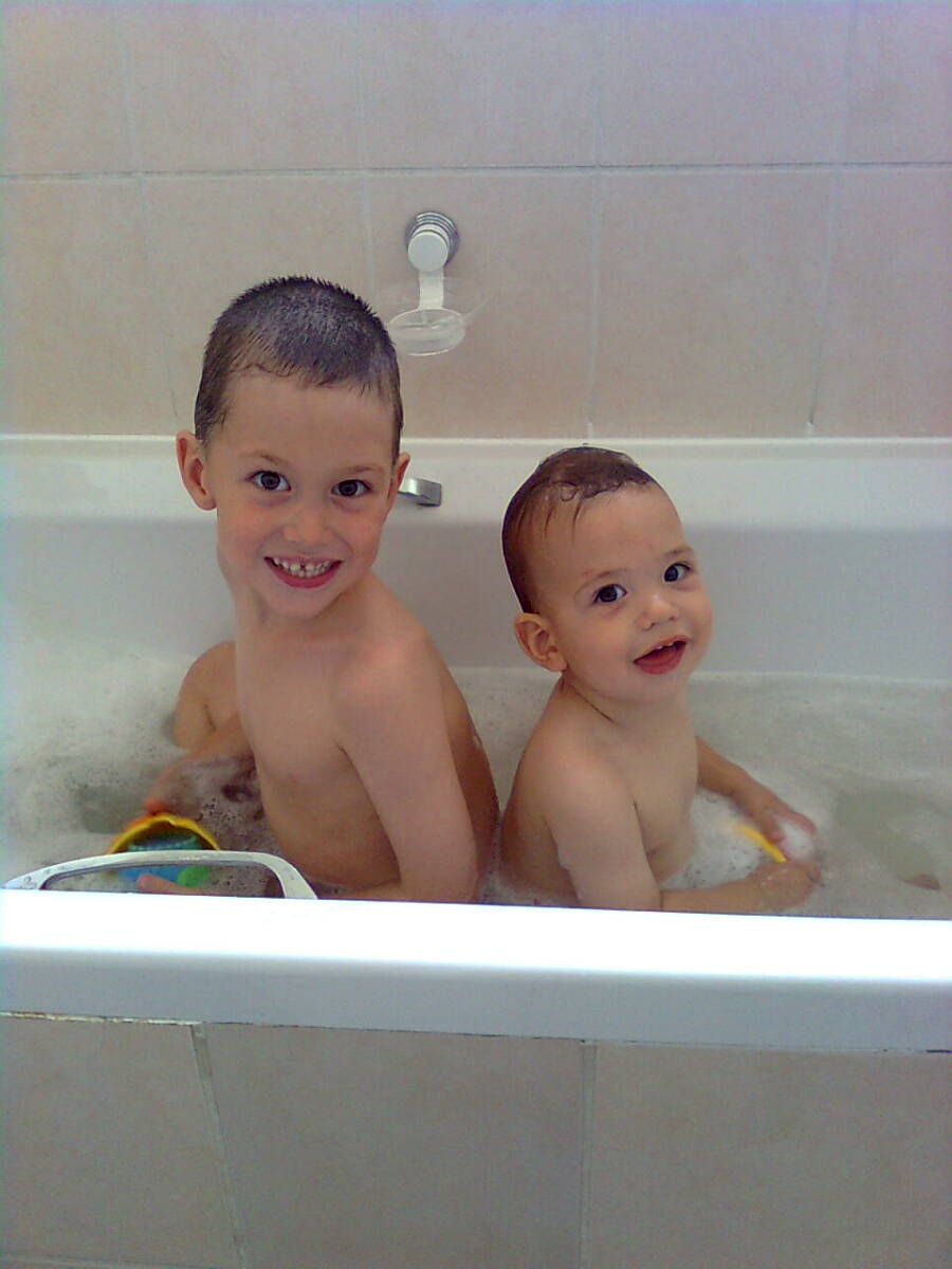 Sam's Family Blog: My boys in the bath :)