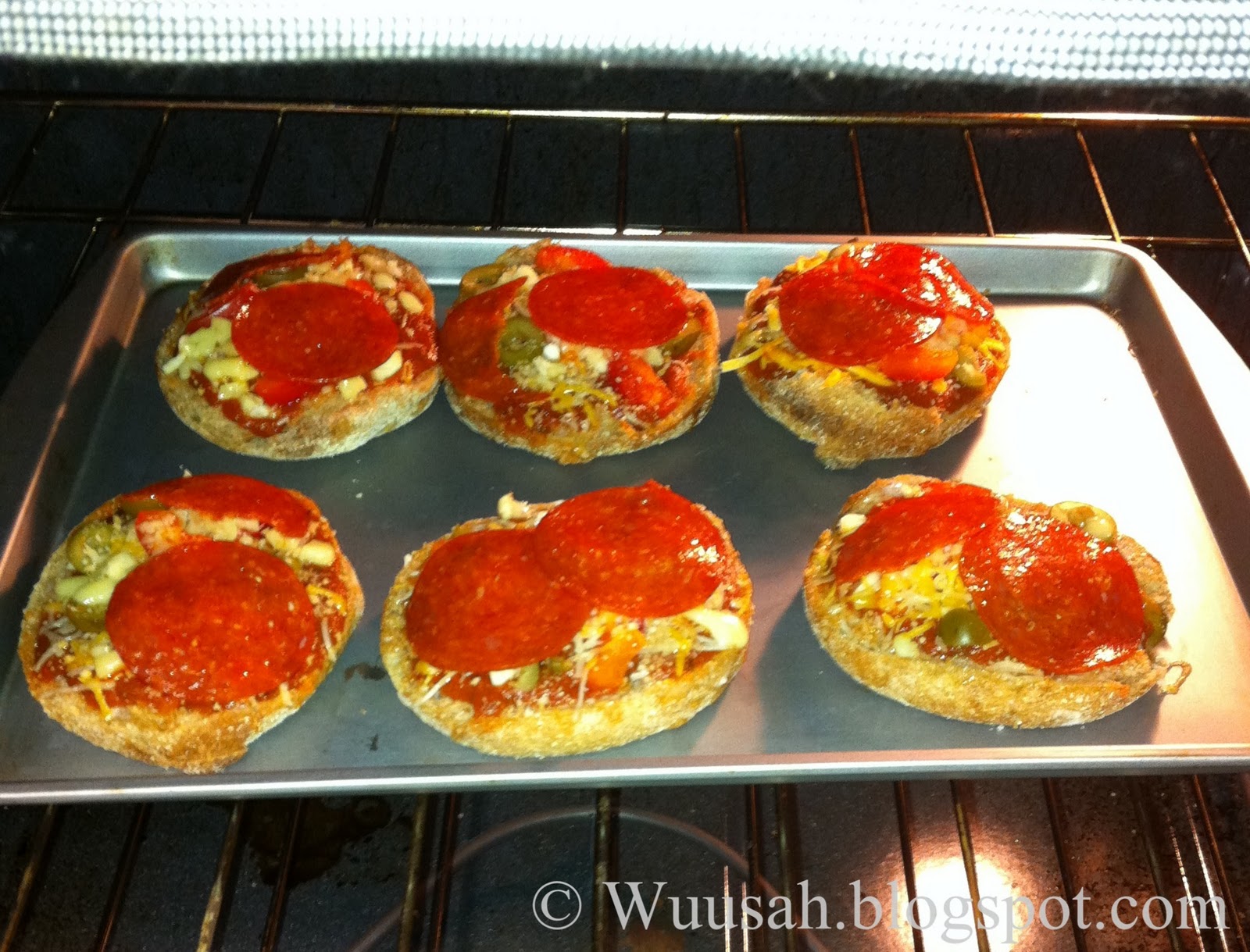 Wuusah: Finding The Time To Breathe: How to Make English Muffin Mini-Pizzas