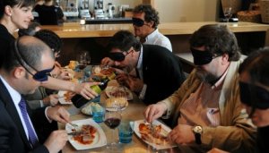PREVENIR LA CEGUERA: UNA COMIDA A CIEGAS