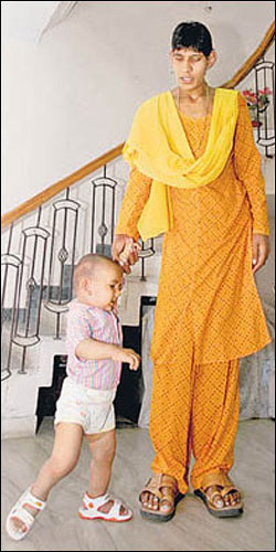 WEB JOURNALISM IN DU: World's tallest toddler is an Indian.