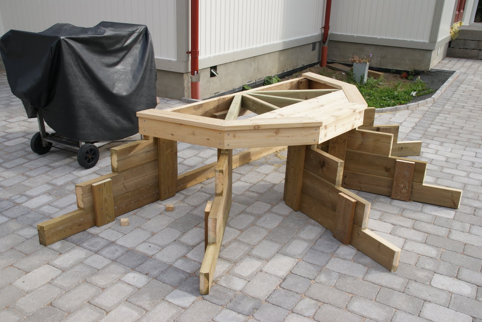 Lösvirkesbyggarna: Äntligen trappor!