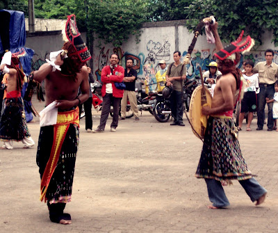 TARI CACI - TARIAN PERANG NTT | Gue Gila Informasi Sama Kayak Kamu!!!!