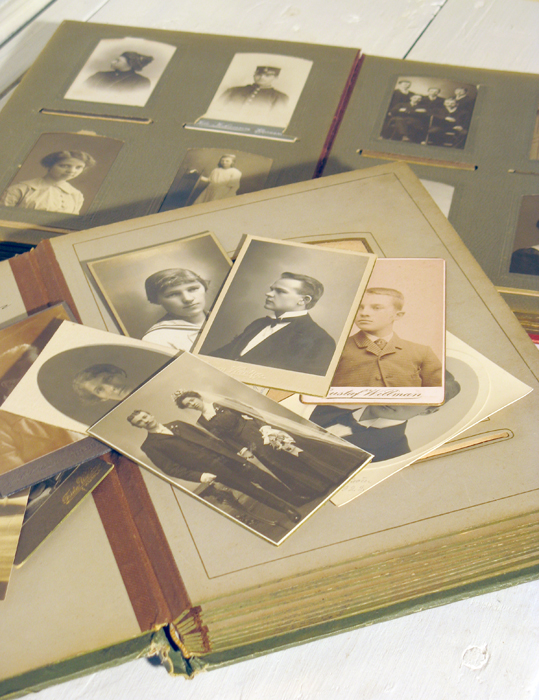 COUNTRY ANTIQUES: Hur ska man göra med gamla foton?