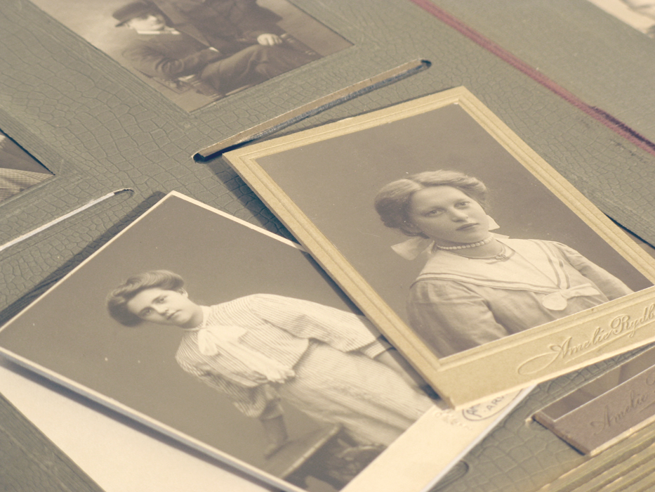 COUNTRY ANTIQUES: Hur ska man göra med gamla foton?