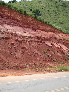 ALGUNS TALUDES DE ESTRADAS COM PROBLEMAS DE EROSÃO