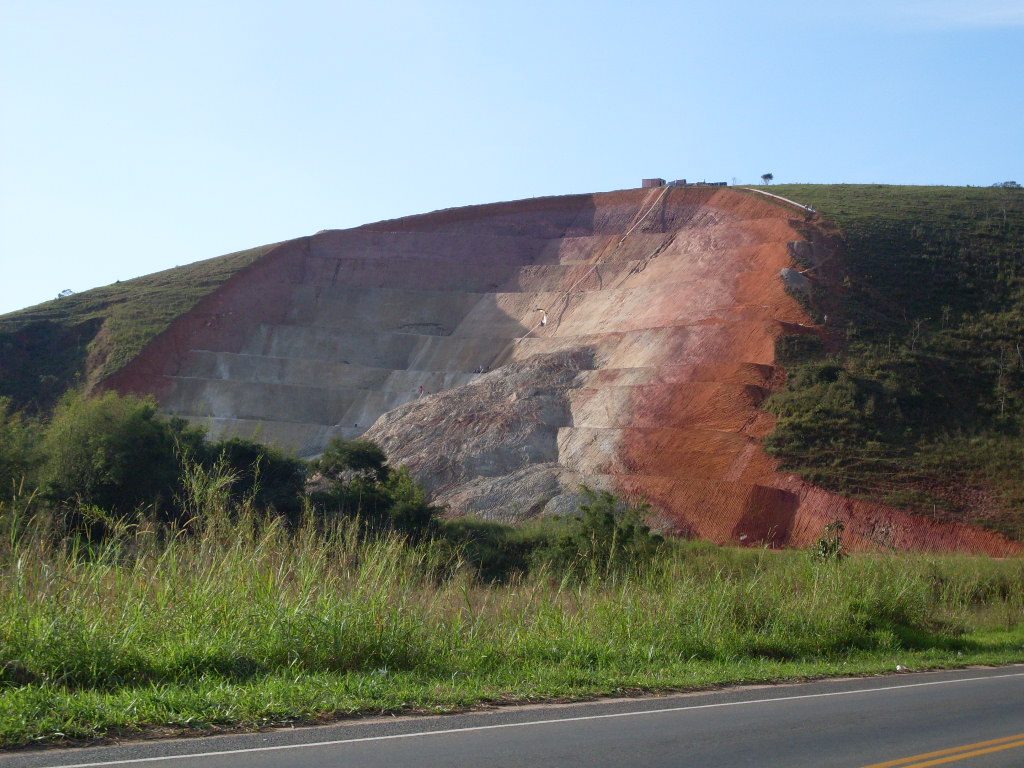 TALUDE RODOVIÁRIO DE APROXIMADAMENTE 200 METROS - SOLO ARGISSOLO COM ...