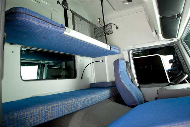 Na parte superior do para-brisa, há três porta-objetos espaçosos, sendo ...