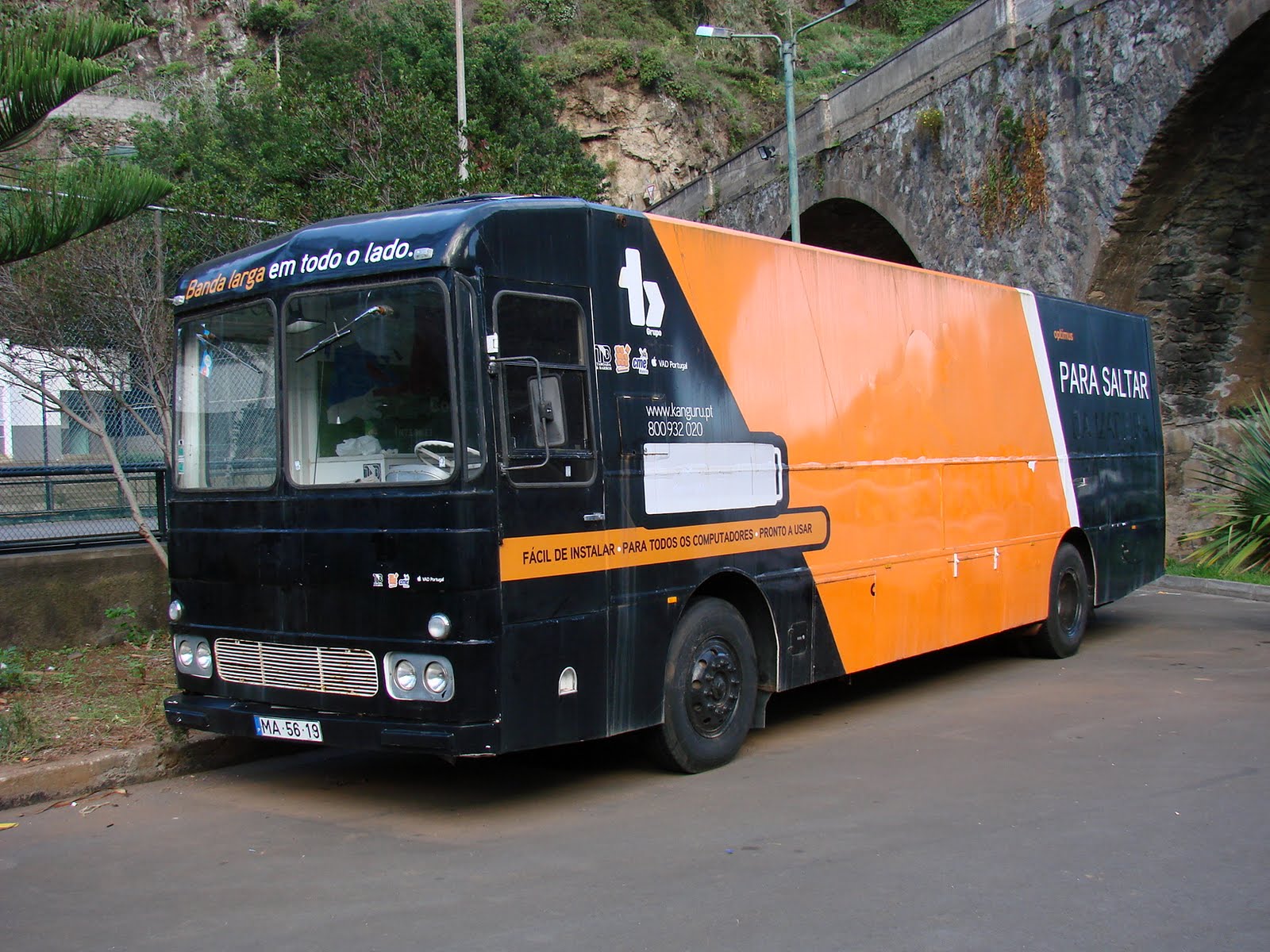 Buses from various cities in the world.: Autocarro modificado....