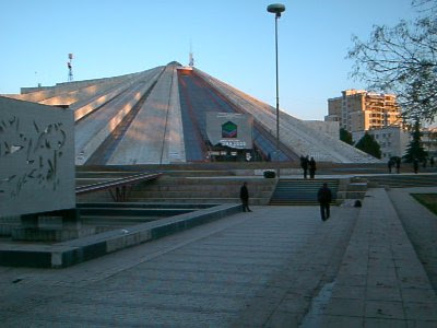 PIRAMIDA - QENDRA NDERKOMBETARE E KULTURES DHE KEMBANA E PAQES - TIRANË ...