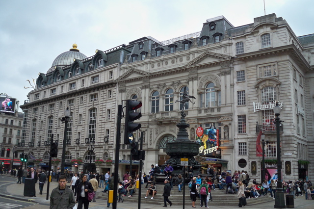 The Hopeful Traveler: Piccadilly Circus - London's Times Square 2010