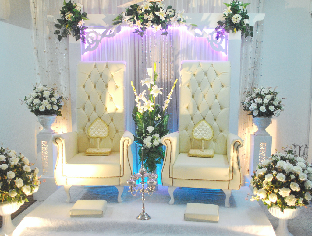 AURA RAJA SEHARI BRIDAL & FASHION: November 2010