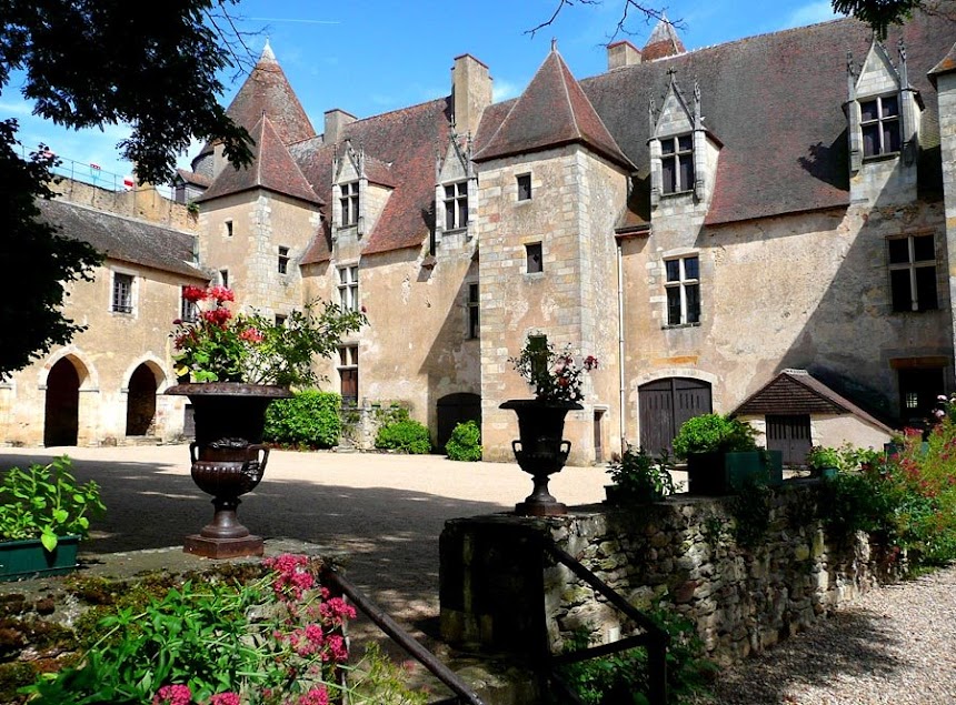 Living the life in Saint-Aignan: Le château de Culan