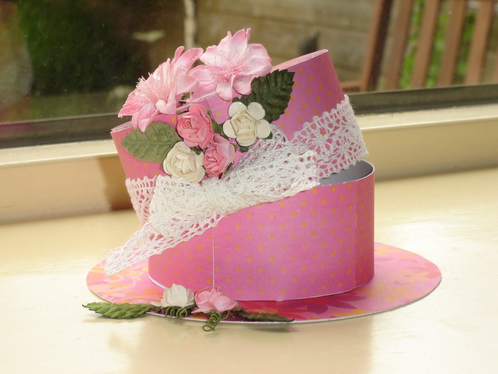 ELLYELLY: HOEDJE VAN PAPIER