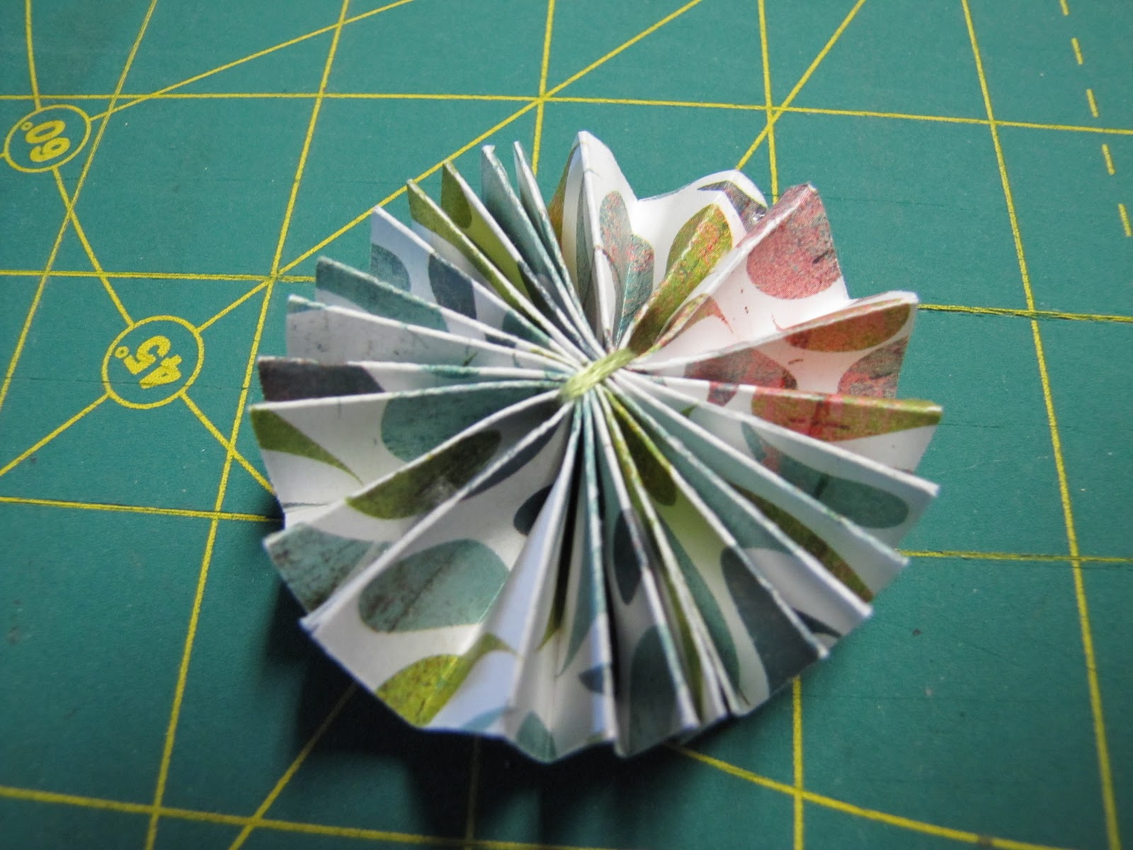 my new little spot to be: Super easy Pleated Flowers!