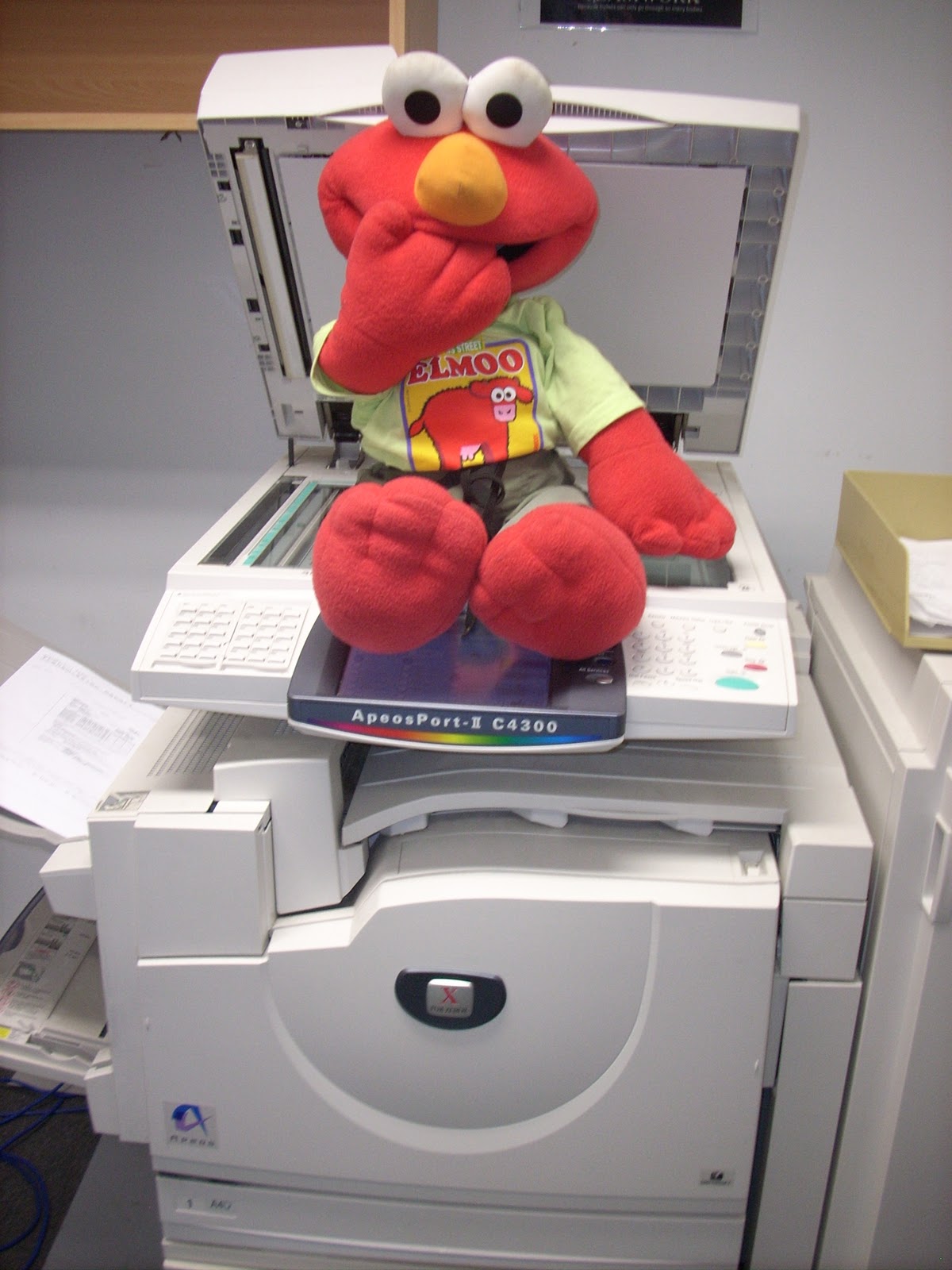 Elmo's World Trip!: Elmo goes to work with Delece