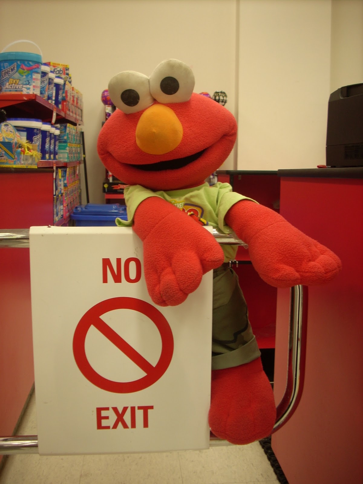 Elmo's World Trip!: Elmo goes go work with Kylie