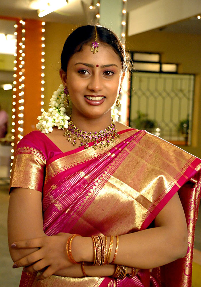 Film Actress Photos: Tamil Actress Haasini Hot in Saree