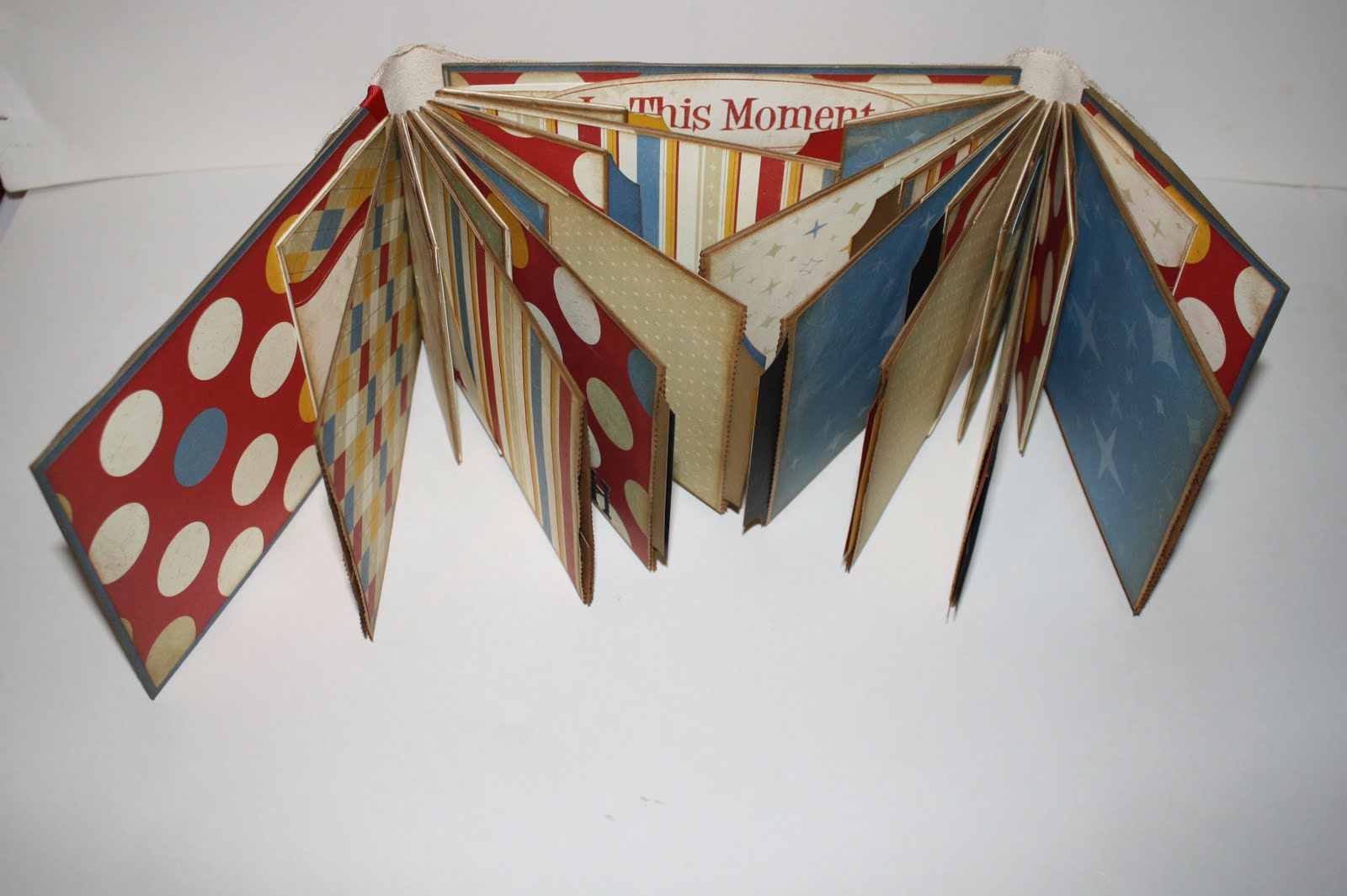 CELEBRATING ORDINARY MOMENTS: Zippidee Gatefold Paper Bag Mini Album