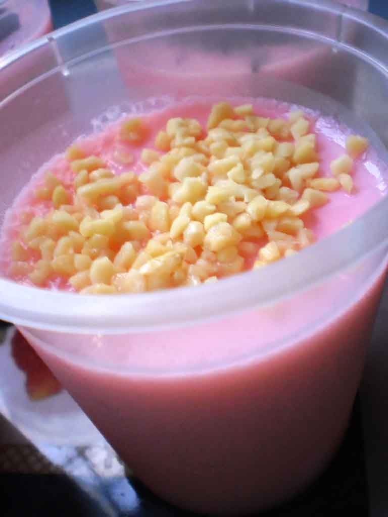 ~RoSzE DaDiH~: [52] Strawberry with Almond Nib Topping