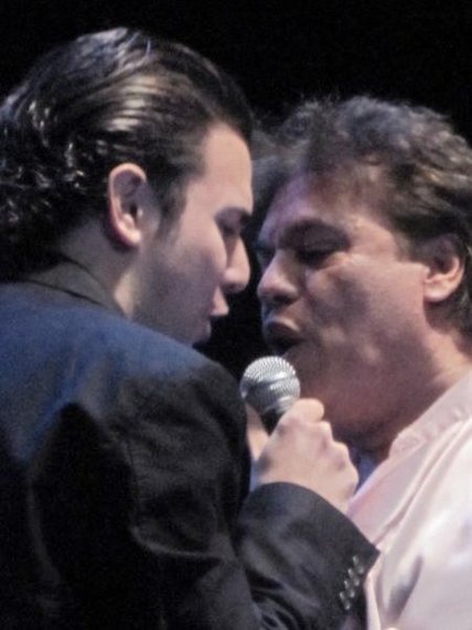 ESPEJO PUBLICO PERSONAL S.A.: EL NOVIO DE JUAN GABRIEL