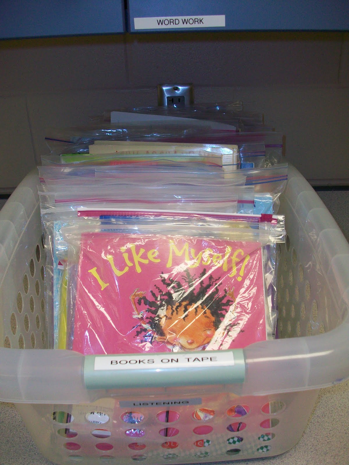 Mrs. Wheeler's First Grade Tidbits: Listening Center