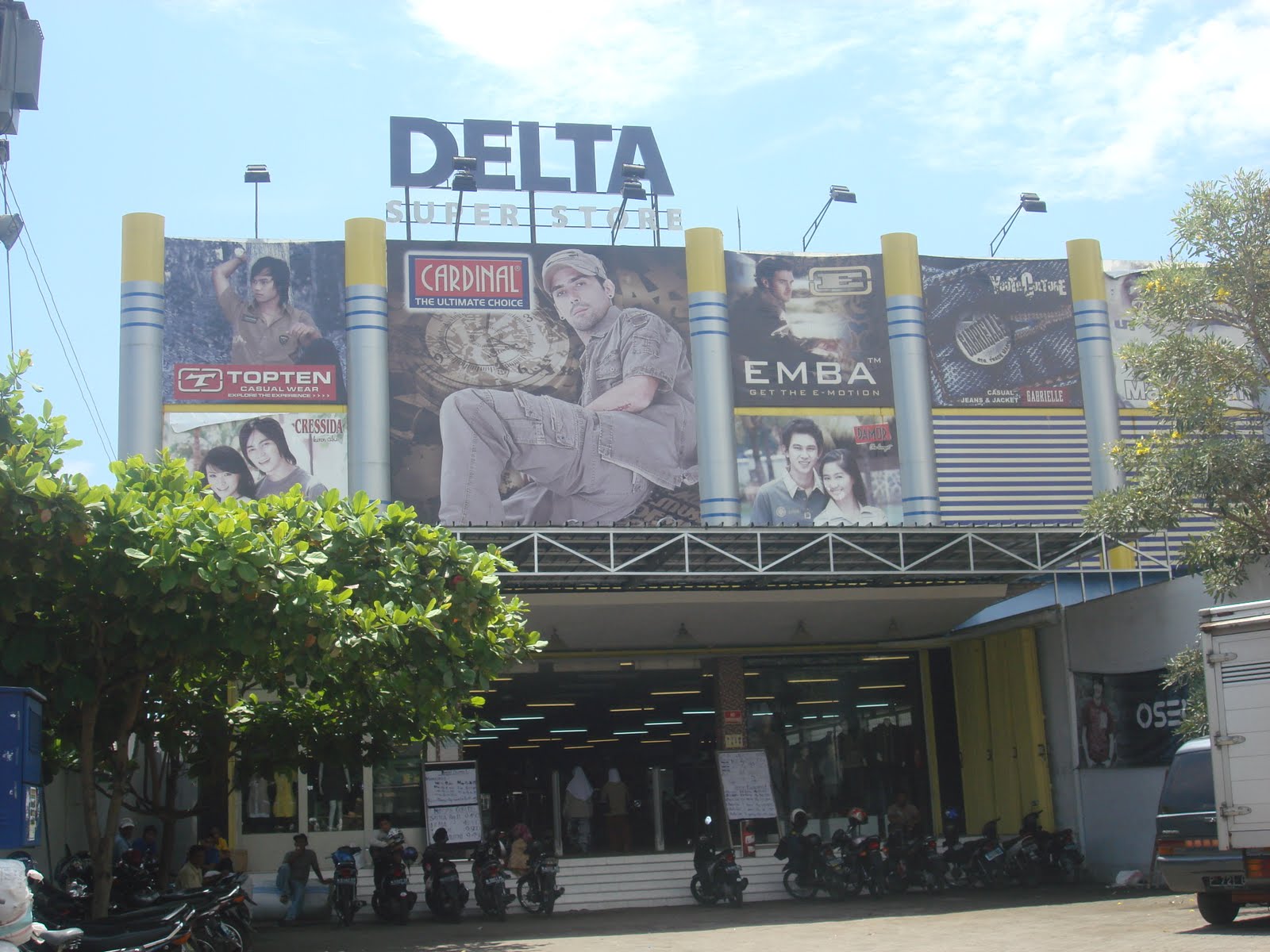 Superstore Delta Kraksaan