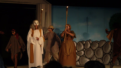 ΑΣΜΑΤΑ ΚΑΙ ΜΙΑΣΜΑΤΑ: ΜΕ ΑΦΟΡΜΗ ΤΟΝ "ΠΛΟΥΤΟ" ΤΟΥ ΑΡΙΣΤΟΦΑΝΗ!