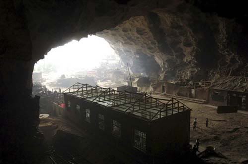 700 Years Old House: School in a Cave in China