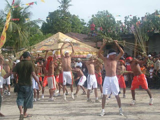 Atraksi Pukul Sapu Lidi | HAUSIHU Pictures