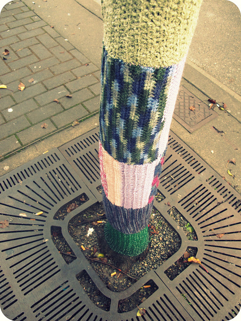 four-eyes rella: GUERILLA KNITTING!