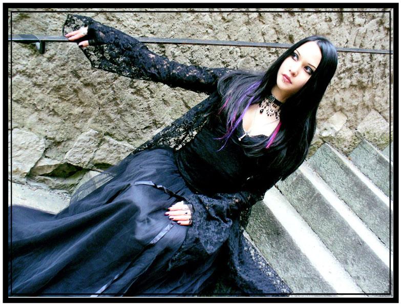 chillinaris: Emo vs Gothic