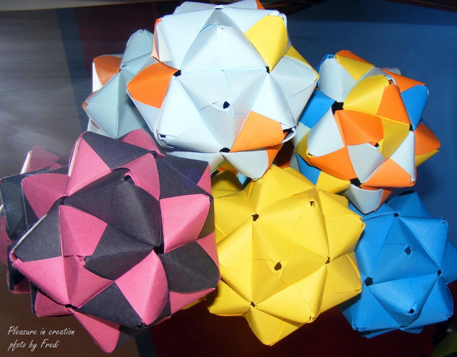 Pleasure in creation: Sonobe balls