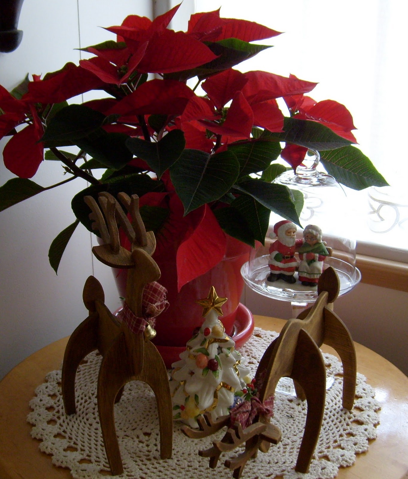 Happier Than A Pig In Mud: Christmas Cloche Party!