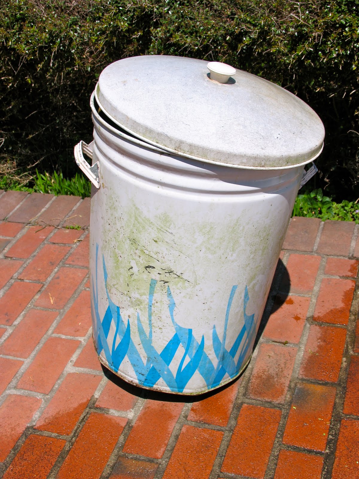 At Home With The Hinsons: A Fabulously Fresh Retro Garbage Can