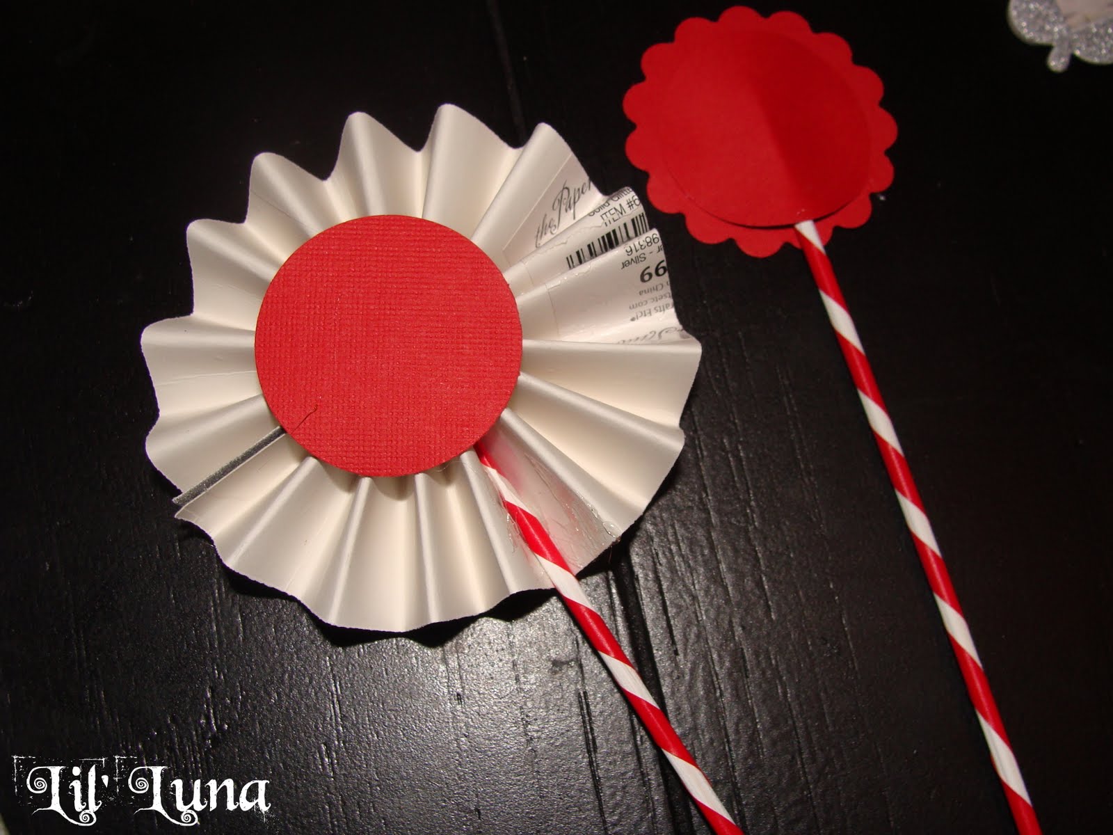 DIY CHRISTMAS PAPER CENTERPIECE!