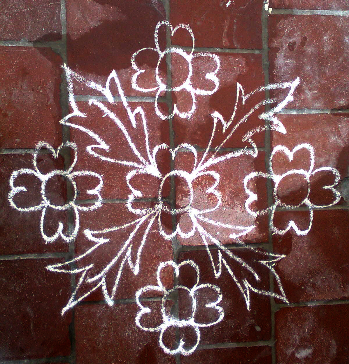 Kundhavi - Kolams: Kolam #14 with and without color