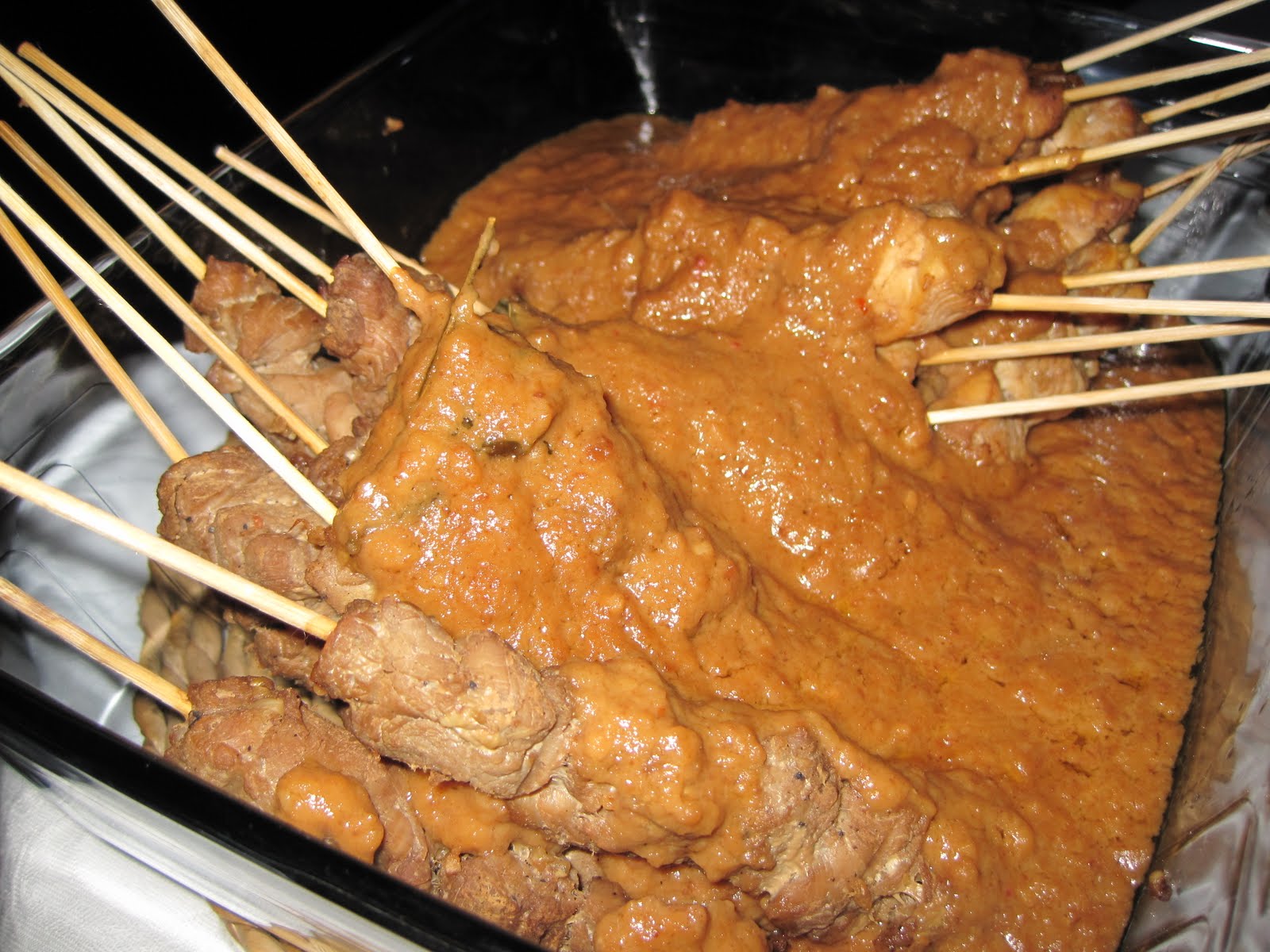 Koken als Caartje: Sateh ajam, sateh babi en saus katjang