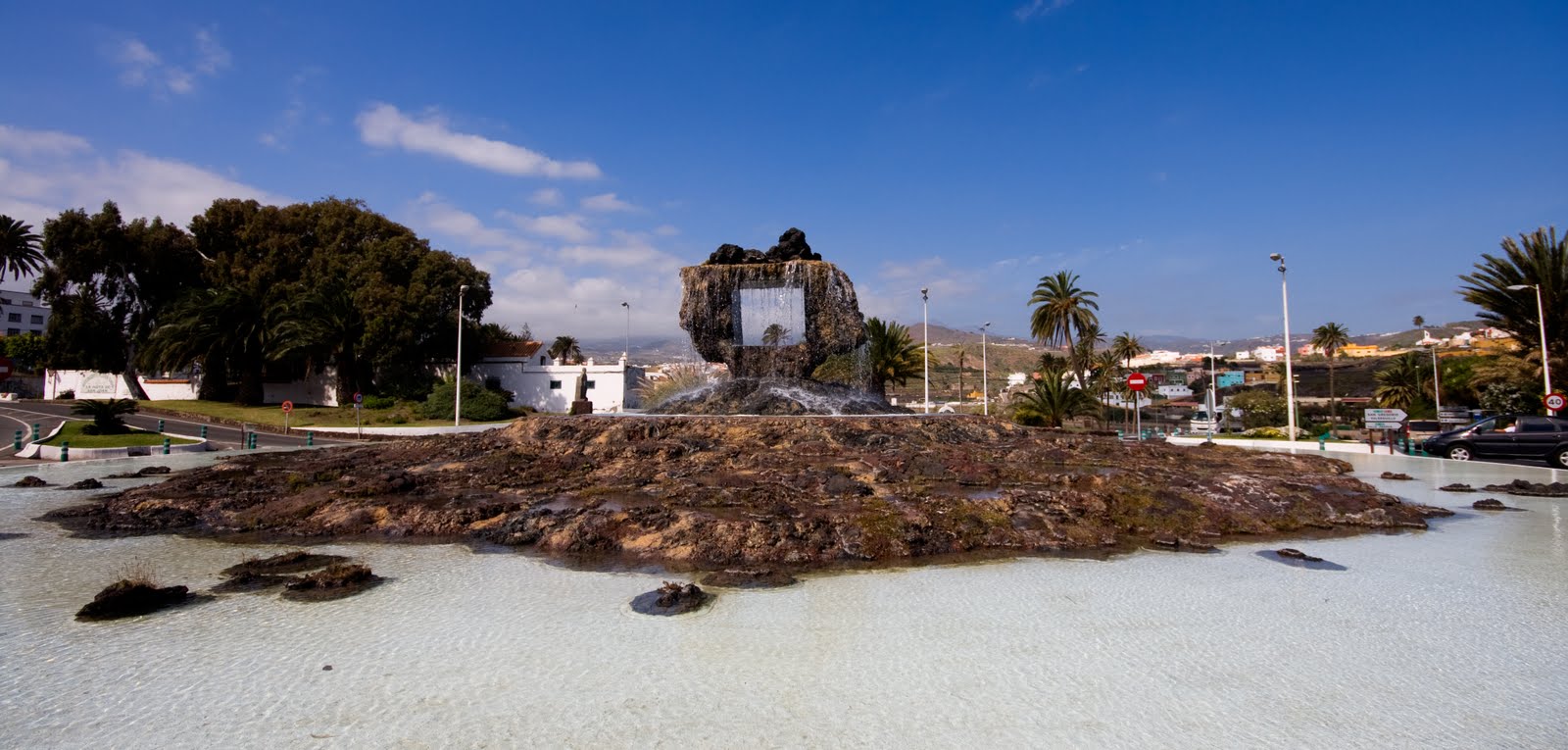 Esculturas Gran Canaria: "Fuente Magma", obra de Tony Gallardo.Rotonda ...