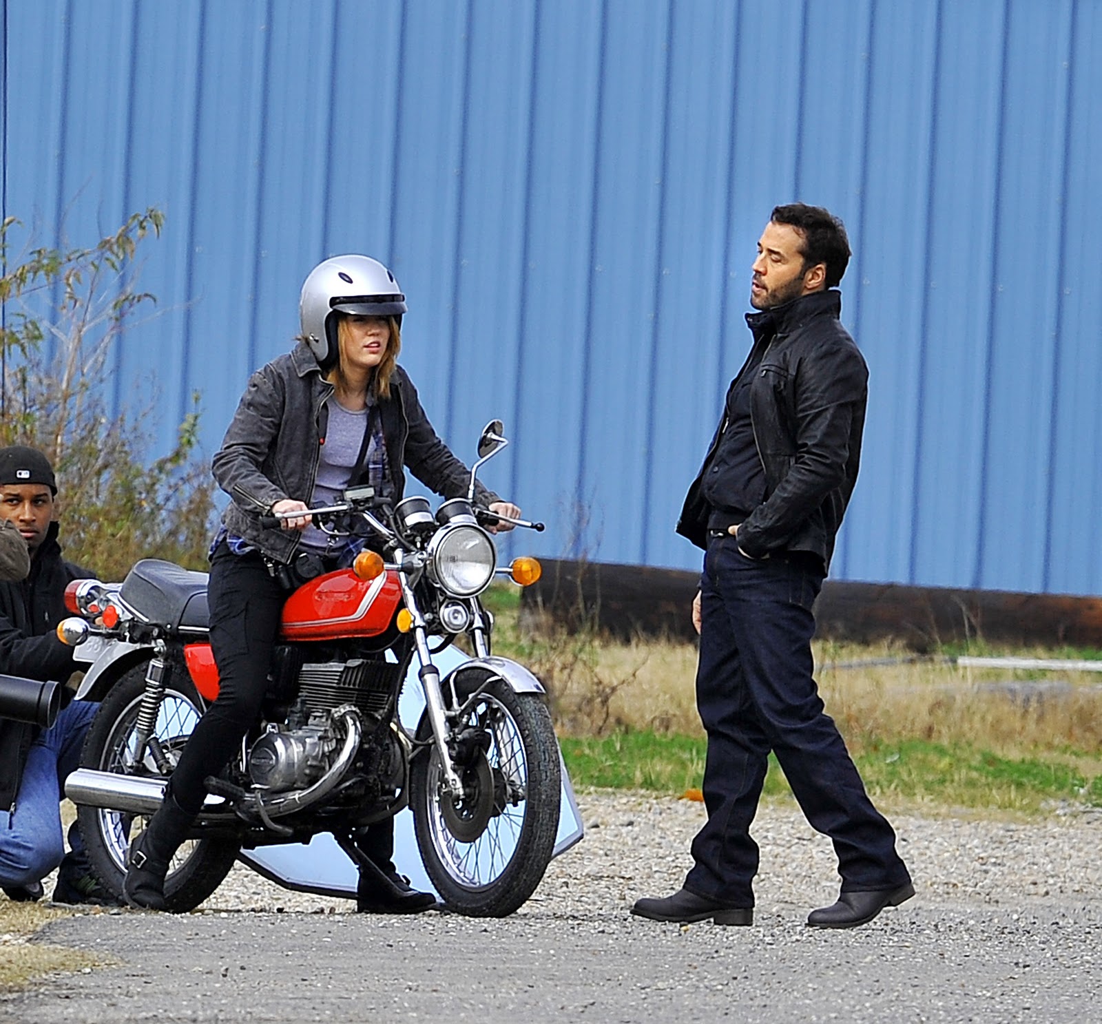 Miley Cyrus Around The World: Miley Cyrus Manejando Una Moto En Miley Cyrus Around The World: Miley Cyrus Manejando Una Moto En