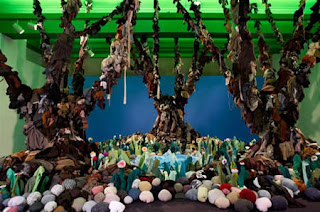 GRANAI-ARTISTS: ESCULTURAS CON ROPA RECICLADA