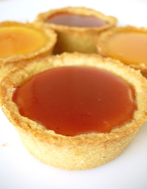 Empada doce de queijo com goiaba e maracujá