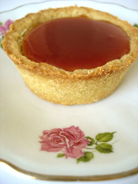 Empada doce de queijo com goiaba e maracujá