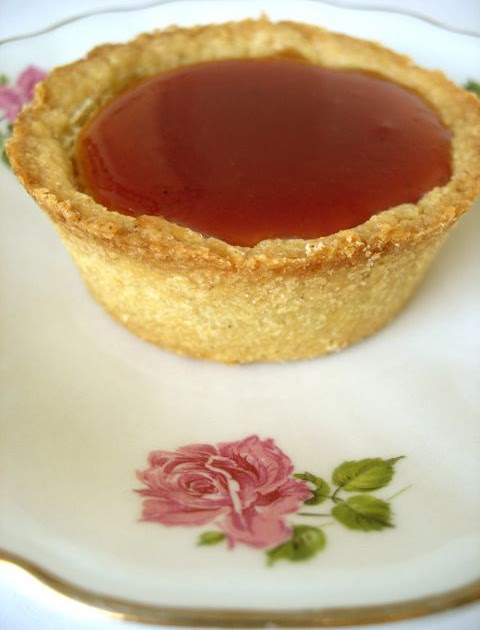 Empada doce de queijo com goiaba e maracujá