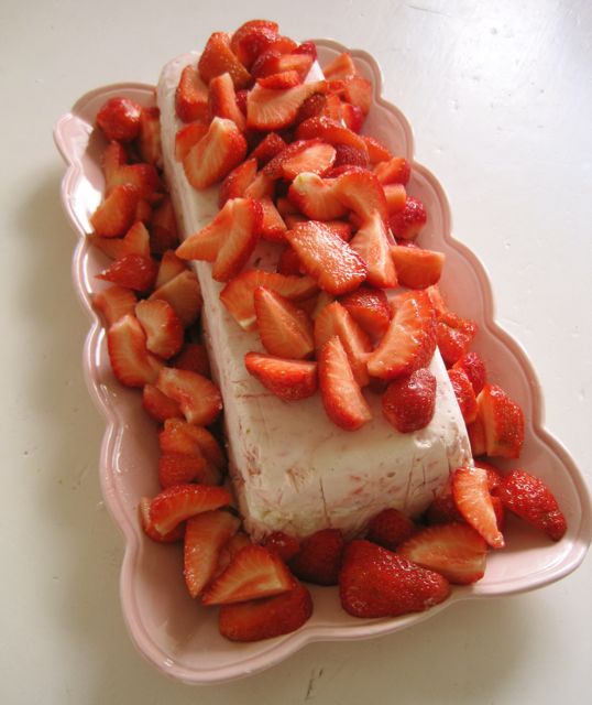 Semifrio de morango e ruibarbo