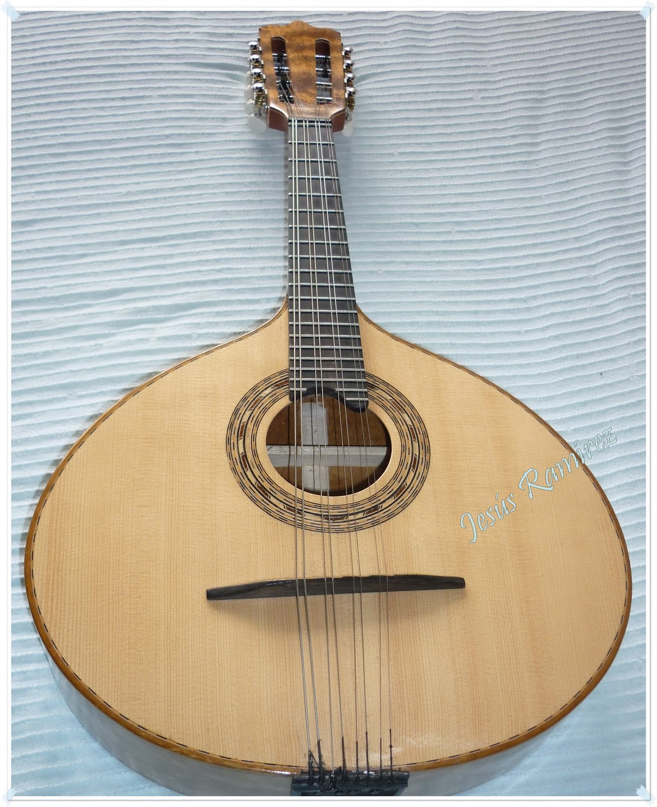 J.R. LUTHIER c.a. Mandolinas y Cuatros Venezolanos: Mandolina.