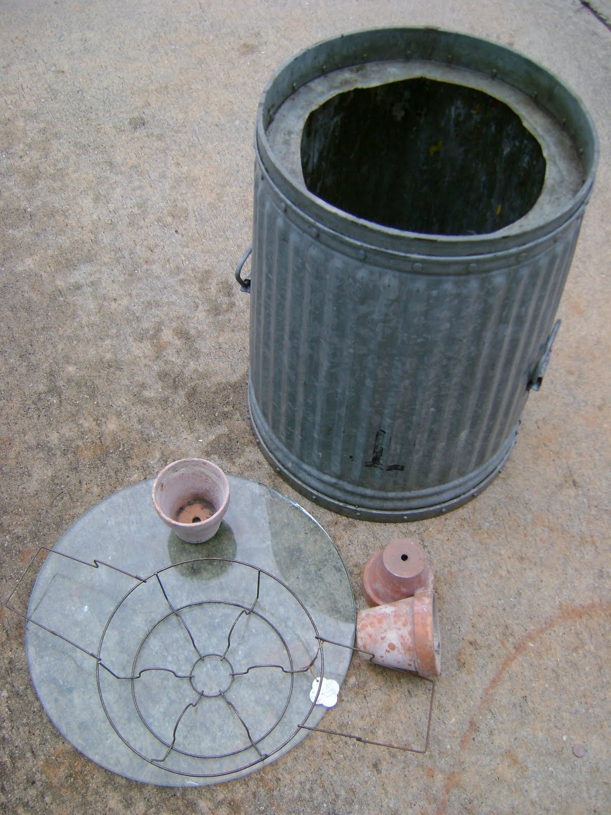 Sassytrash: Fun trash can project........