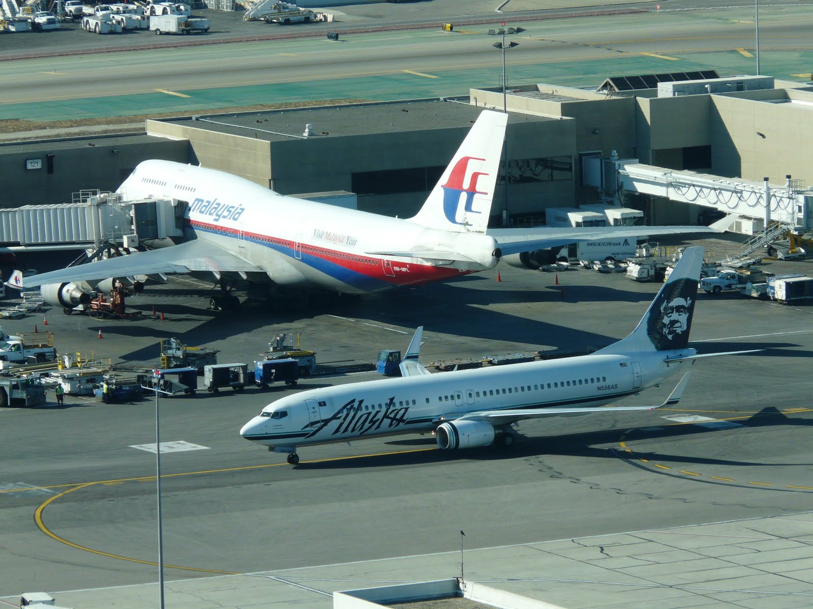 View from the control tower: LAX aircraft spotters' guide: Boeing 737 ...