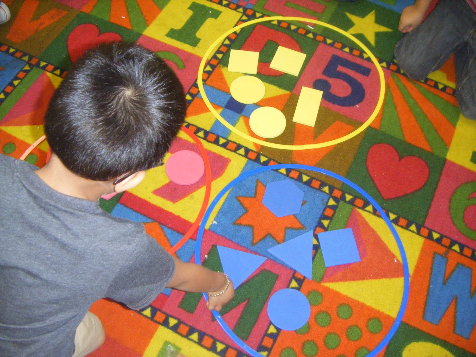 PreK--Preschool Ideas from Noey: sorting by different attributes PreK--Preschool Ideas from Noey: sorting by different attributes